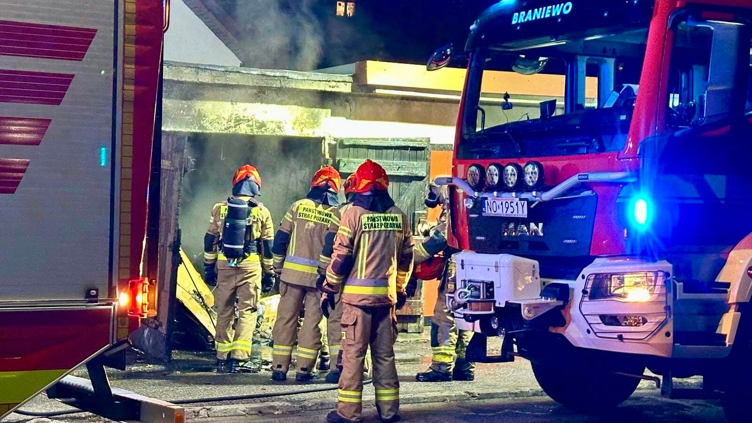 Pożar garażu w Braniewie. Sprawna akcja strażaków zapobiegła większym ...