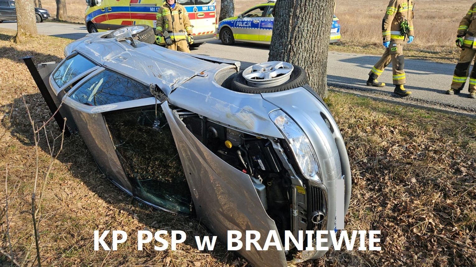 Wypadek pod Braniewem. Opel w rowie, dwie osoby w szpitalu